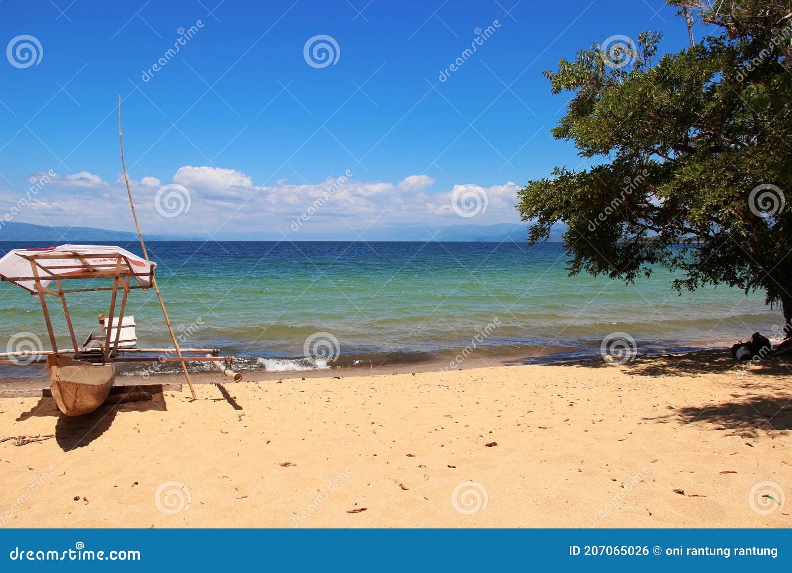 Siuri beach in poso lake editorial photo. Image of sand - 207065026