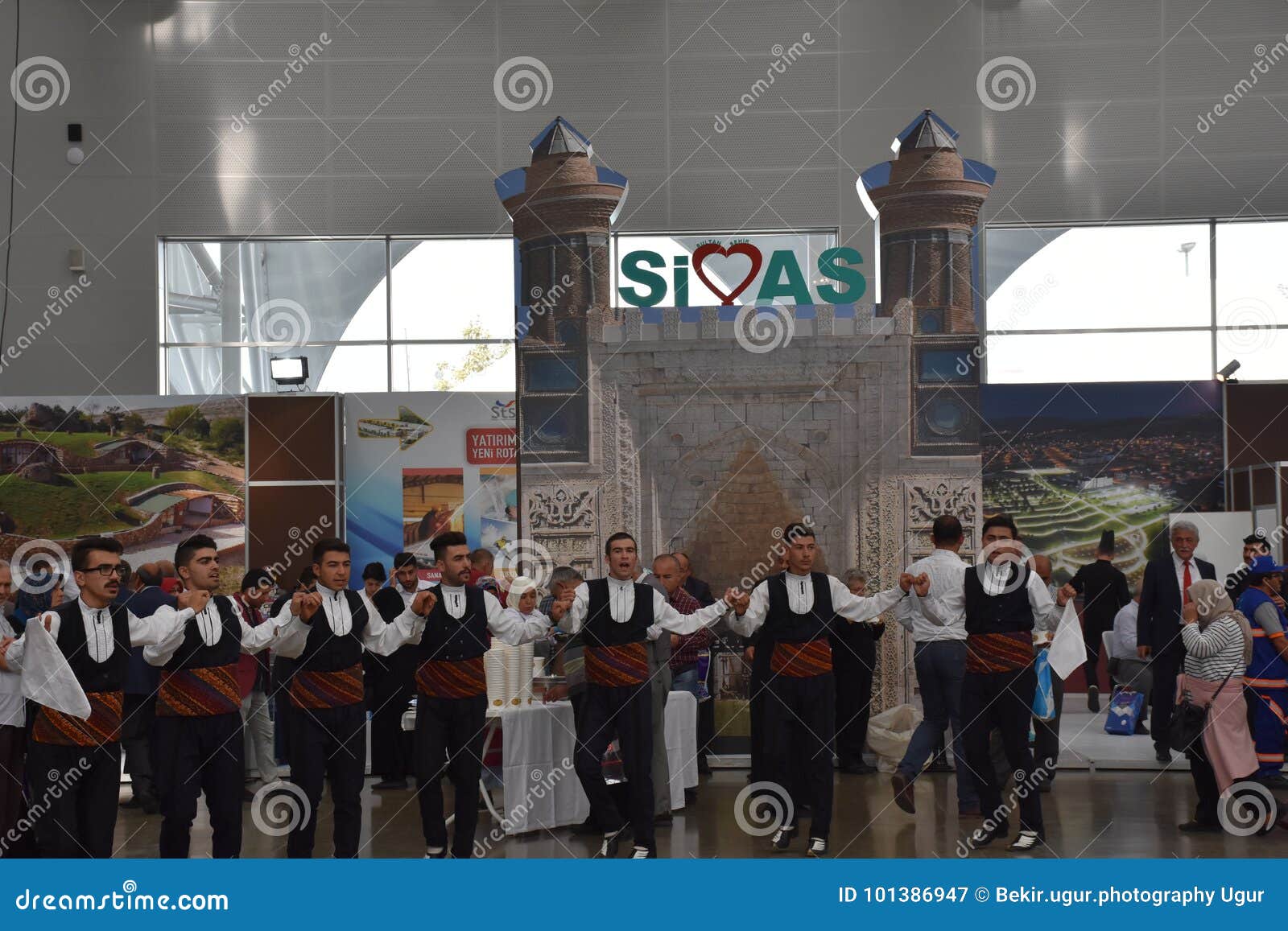 Stanbul, Turkey - November-11.2019: Sea Fish On A Counter At The Fish ...
