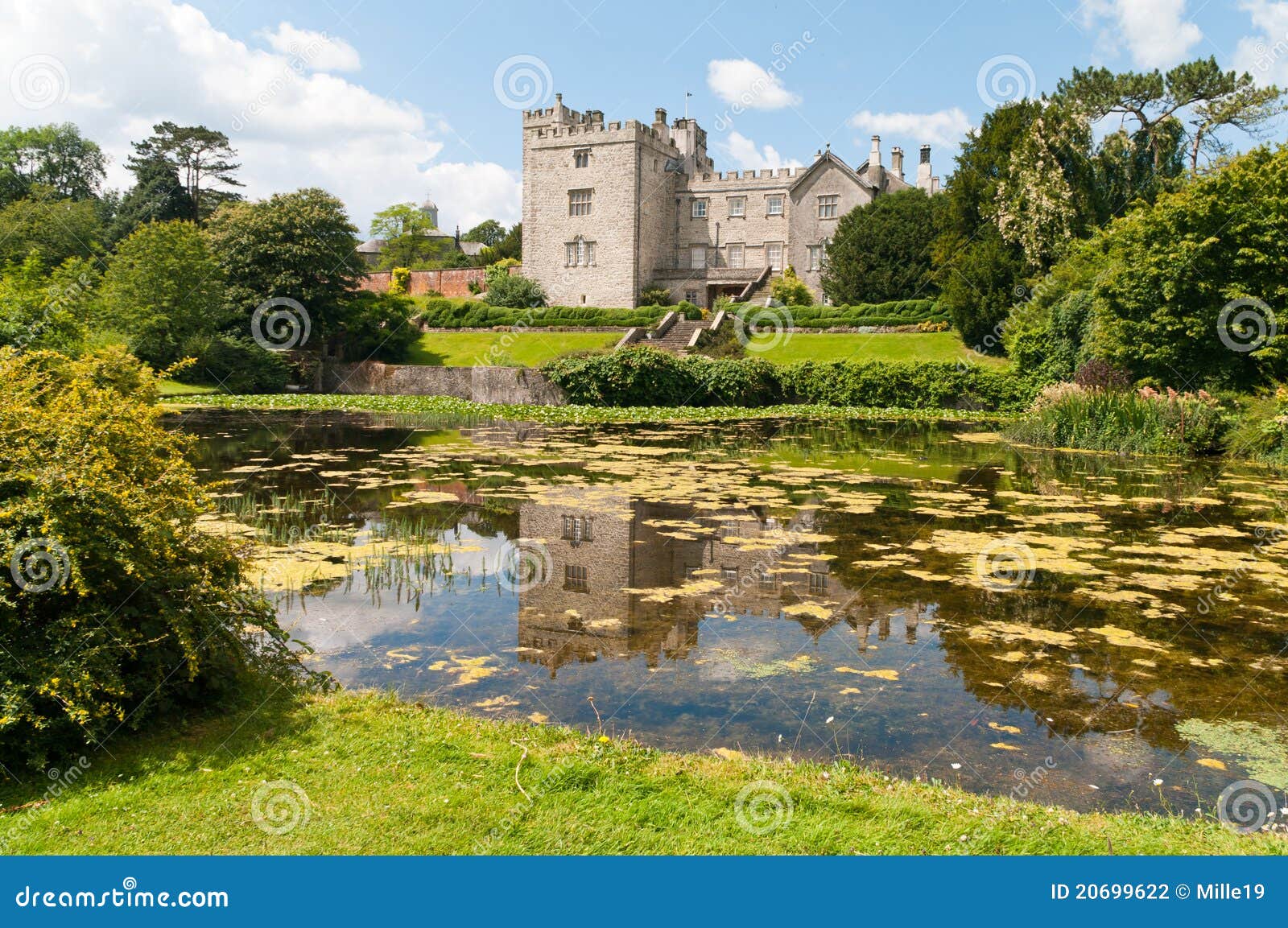 Sizergh Castle editorial photography. Image of pond, grounds - 20699622