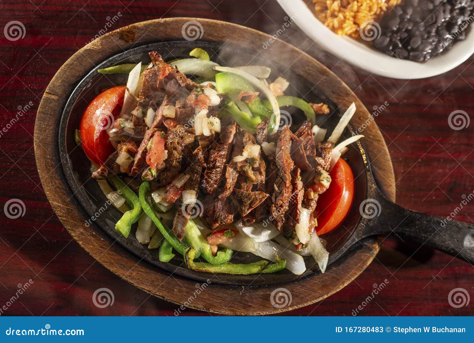 Sizzling Beef Fajita Platter Stock Image - Image of skillet, feast ...