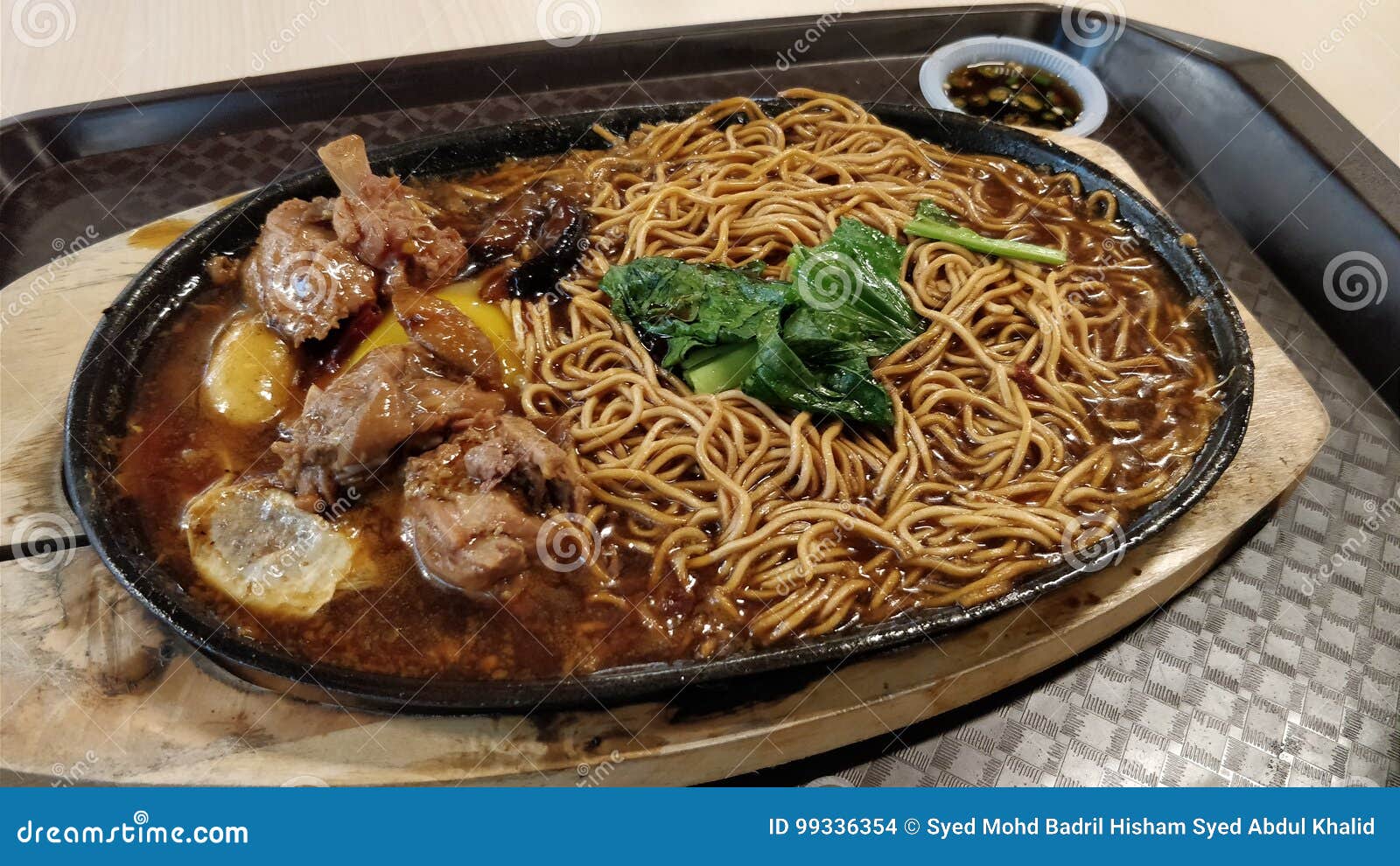 Sizzling Yee Mee claypot στοκ εικόνες. εικόνα από - 99336354