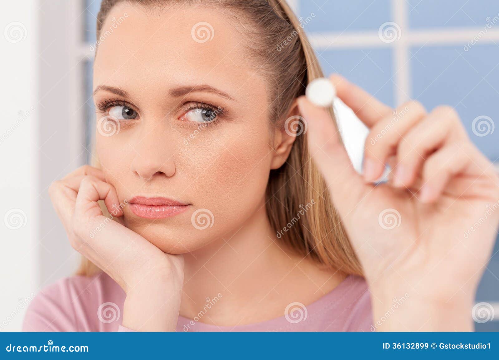 Sjuk kvinna. fotografering för bildbyråer. Bild av tillfälligt - 36132899