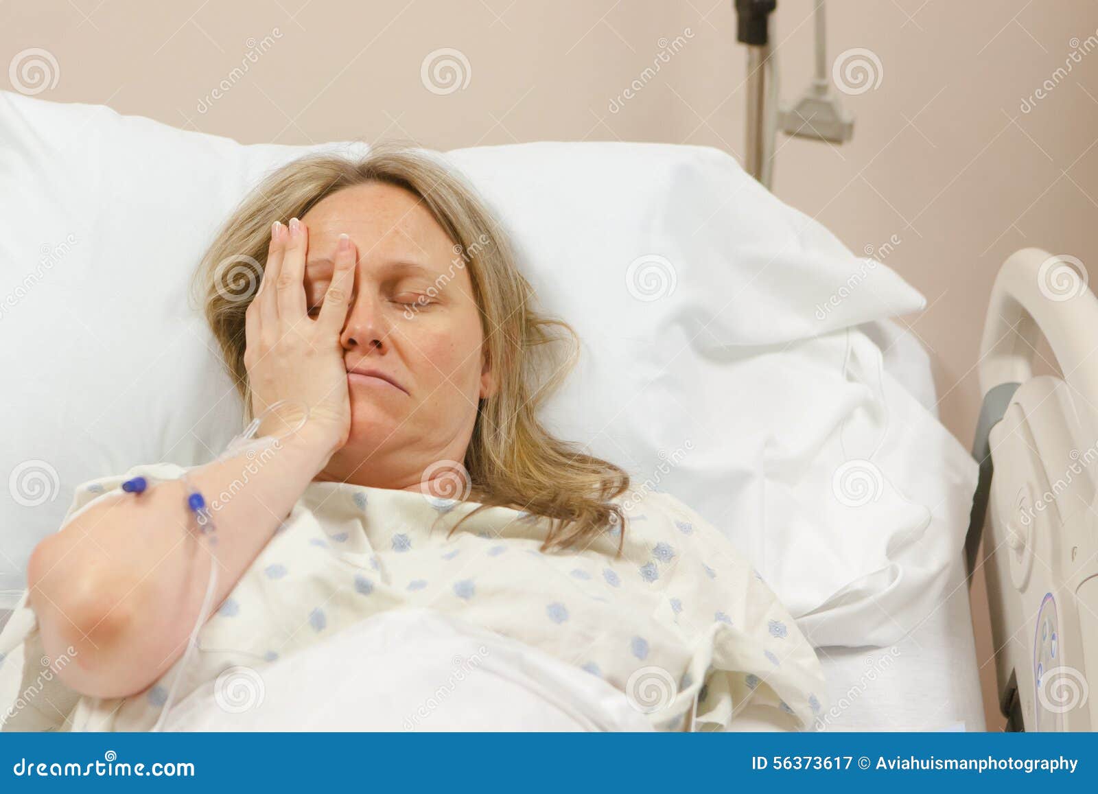 Sjuk kvinna i sjukhus fotografering för bildbyråer. Bild av stängning ...
