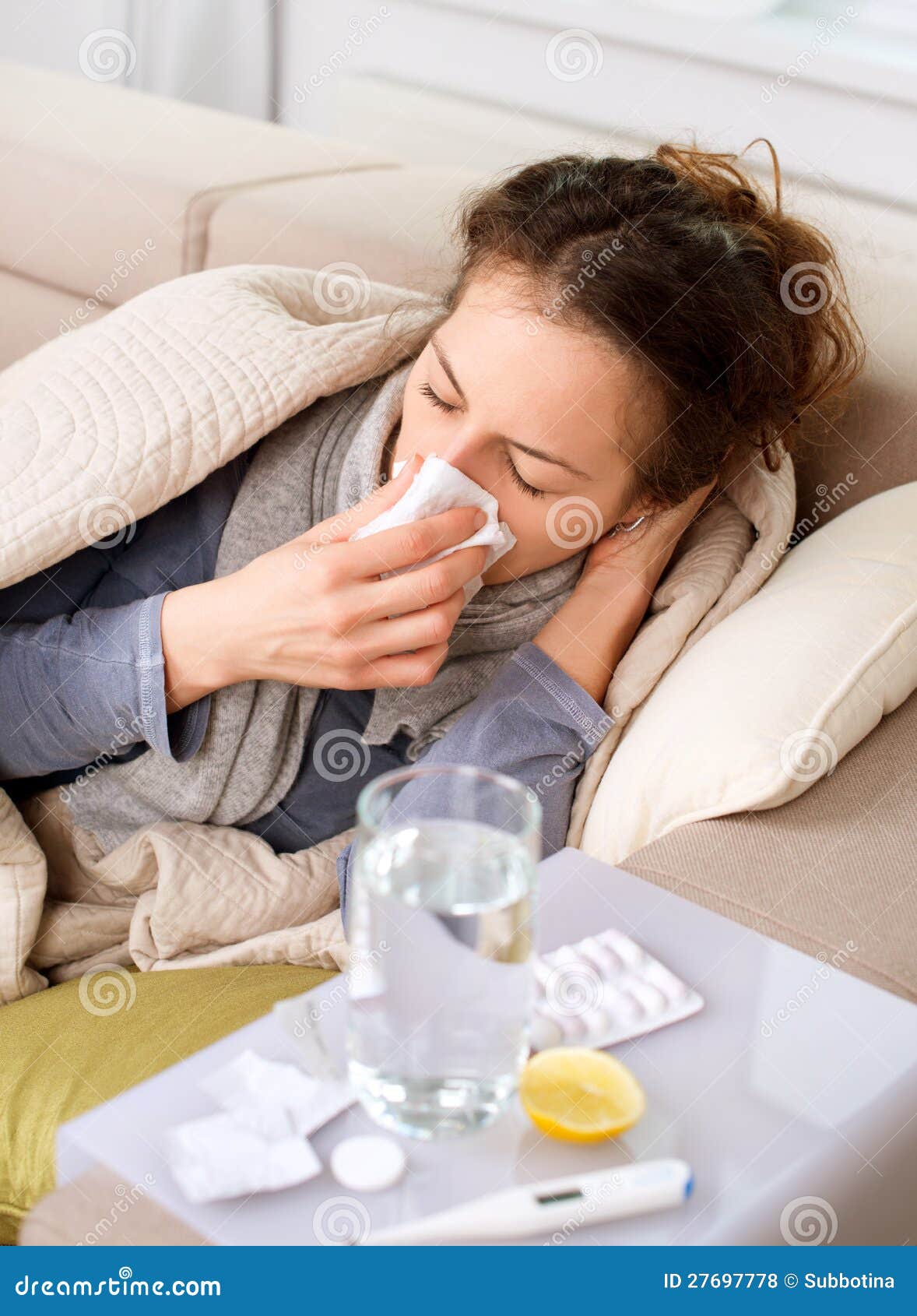 Sjuk kvinna. Influensa arkivfoto. Bild av person, hosta - 27697778