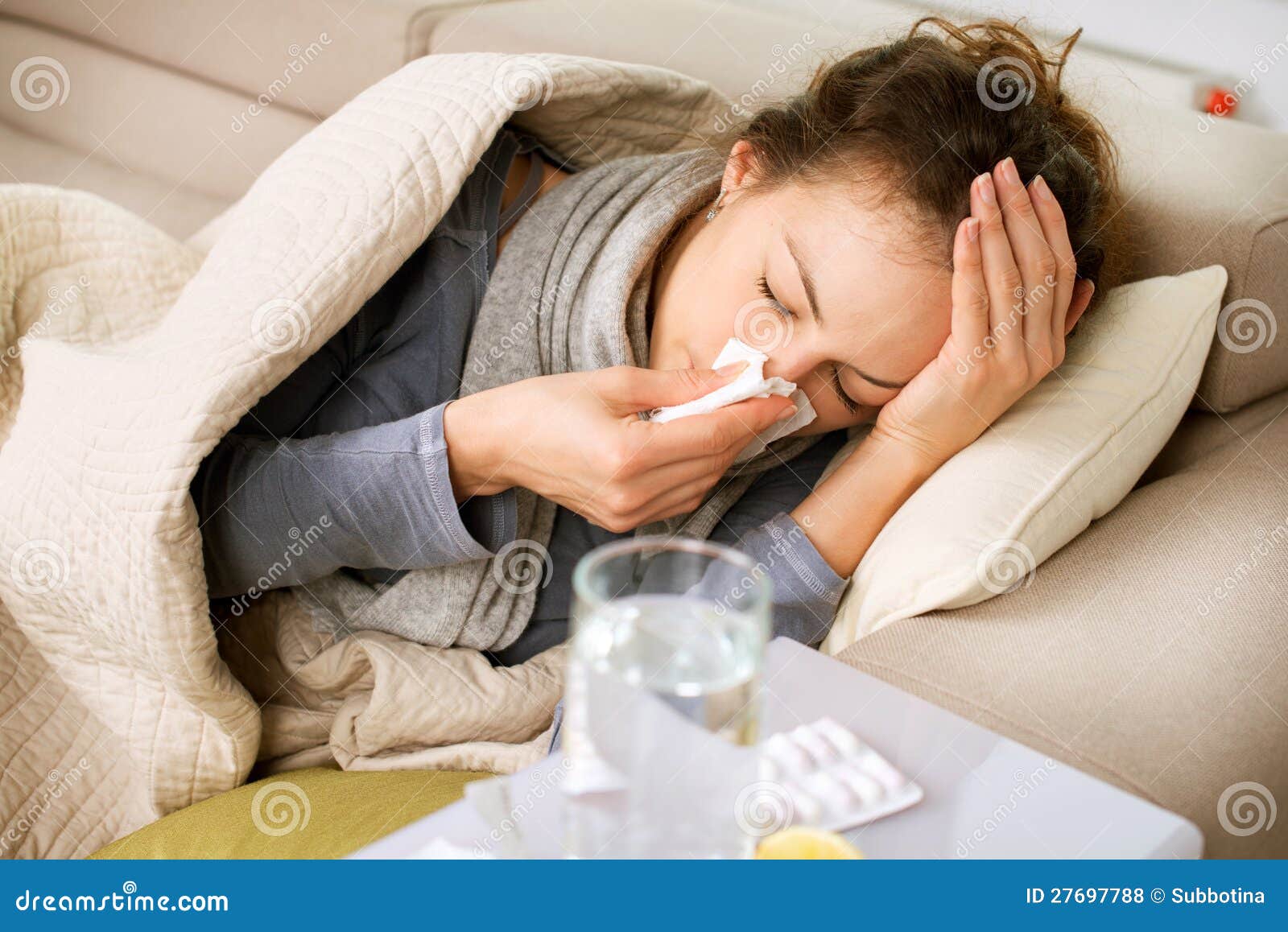 Sjuk kvinna. Influensa arkivfoto. Bild av sniffa, kallt - 27697788