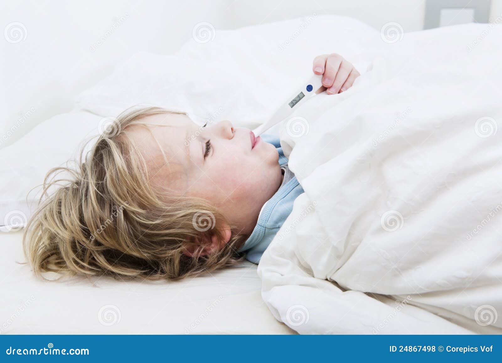 Sjuk pojke arkivfoto. Bild av ligga, kudde, opassligt - 24867498