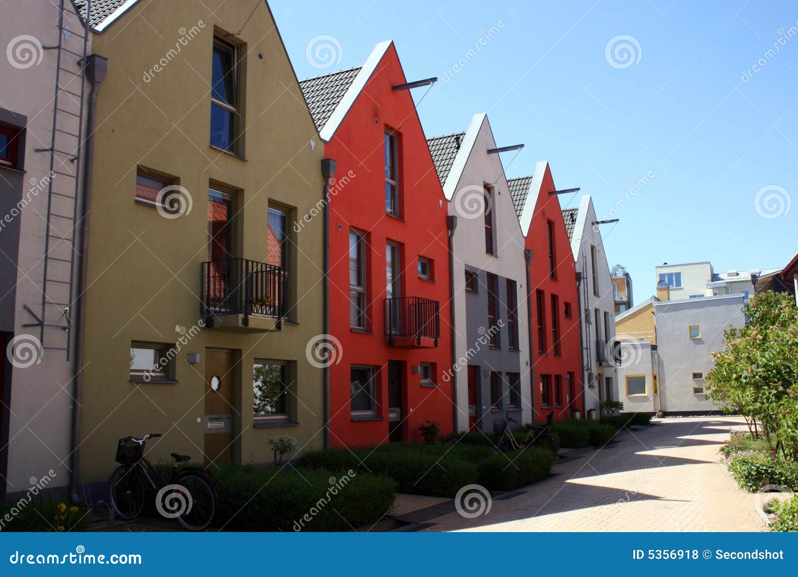 Skandinavische Rijtjeshuizen Stock Foto - Image of levensonderhoud ...