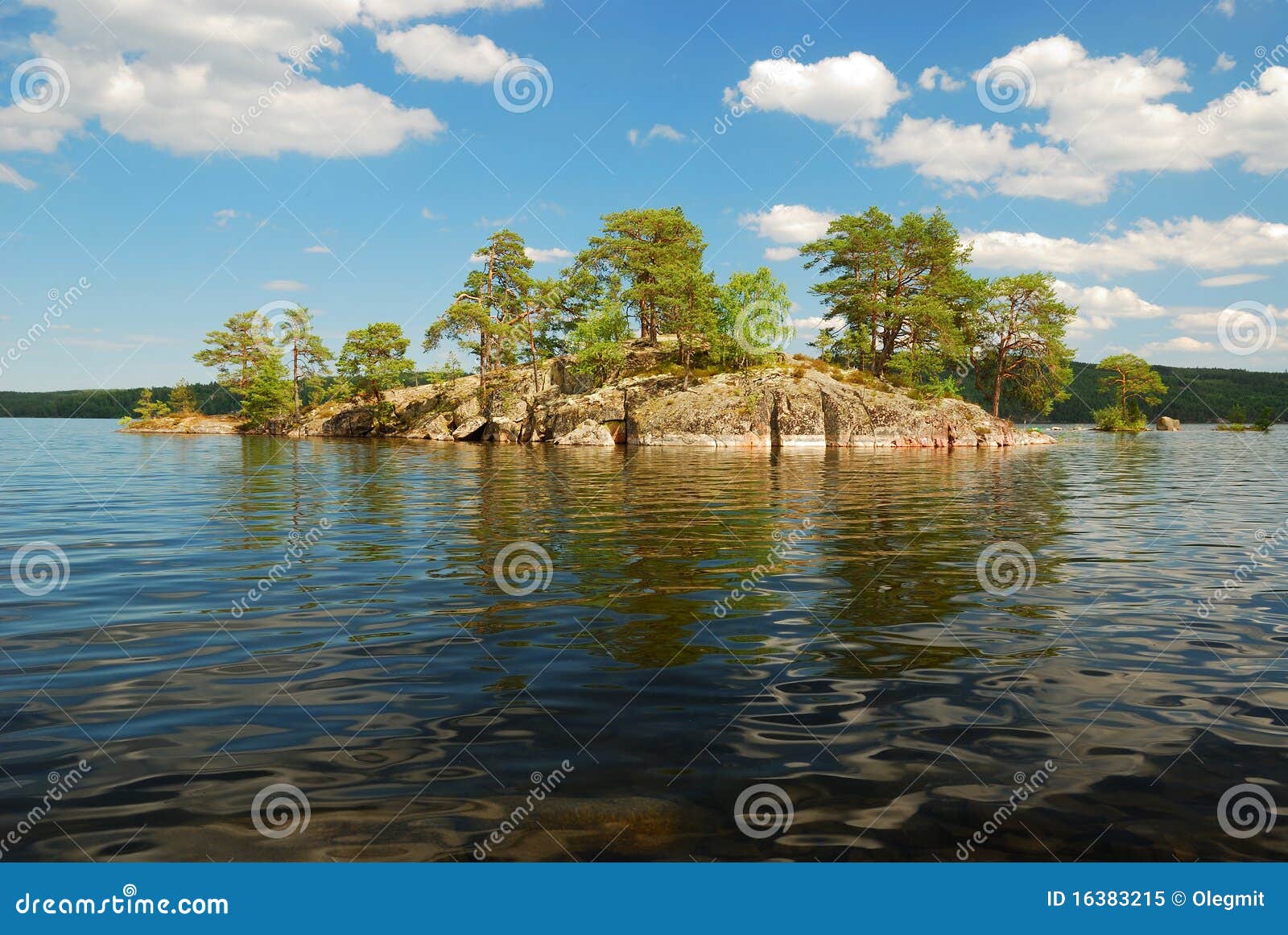 Skandinavischer See Mit Kleiner Insel Stockbild - Bild von sommer, blau ...