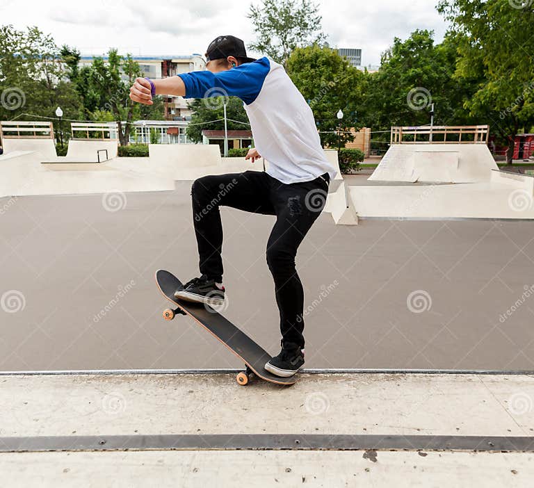 Skateboarder in the Skatepark Stock Image - Image of wheel, action ...