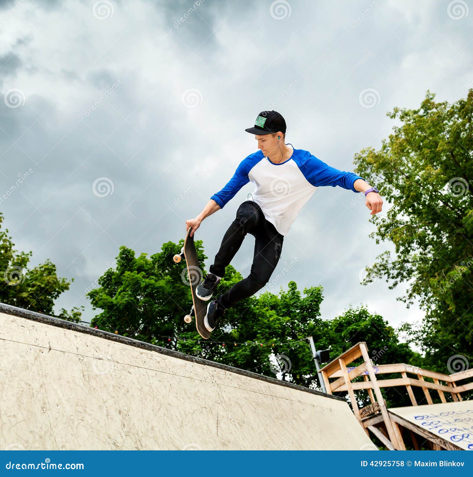 Skateboarder in the Skatepark Stock Photo - Image of sport, outside ...