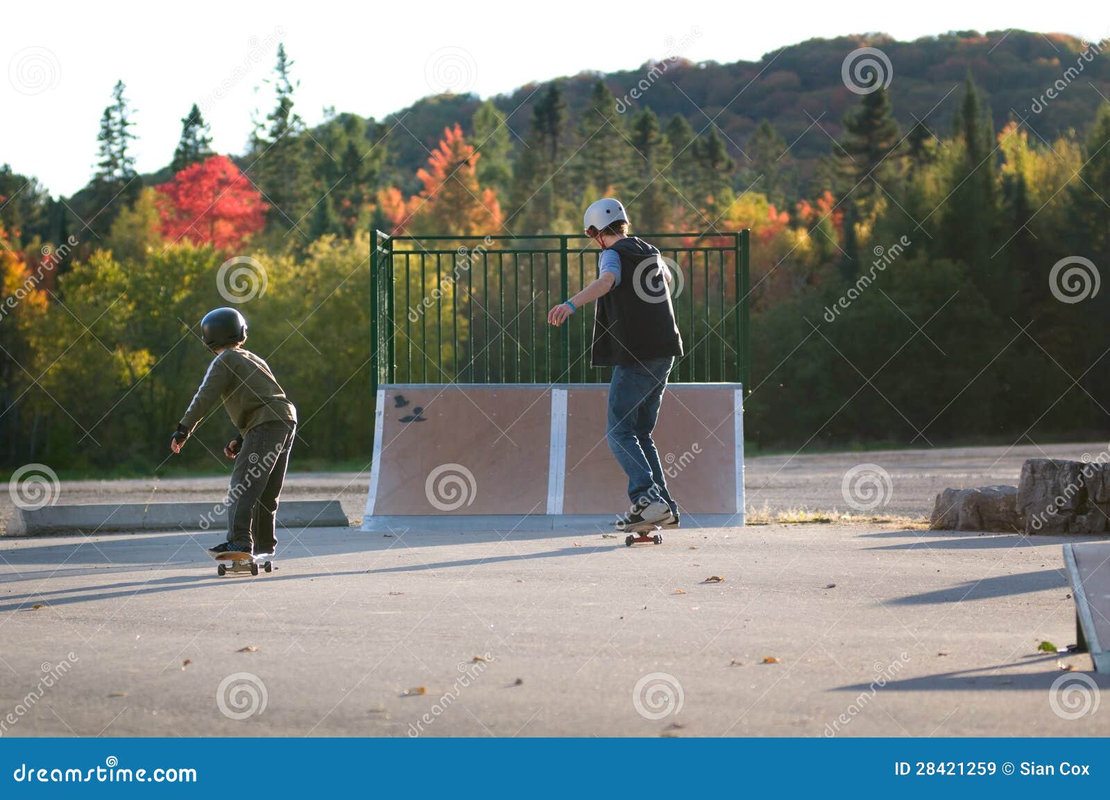 Skateboarding d'istruzione immagine stock. Immagine di parco - 28421259