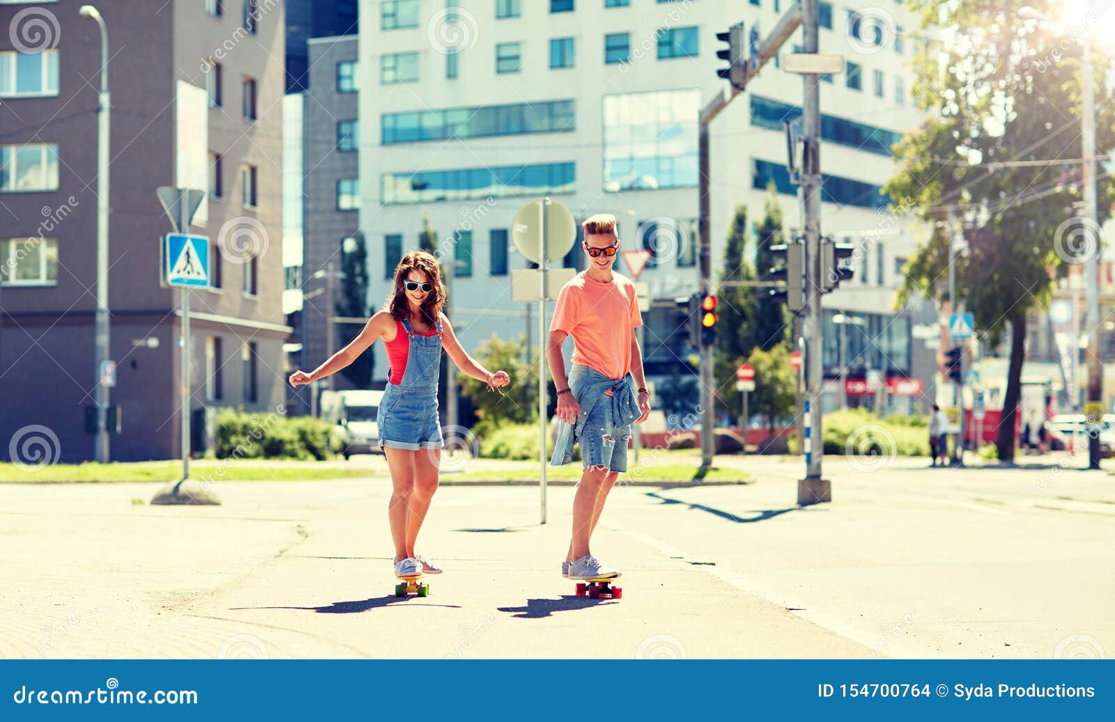 Skates Adolescentes Da Equitao Dos Pares Na Rua Da Cidade Foto De
