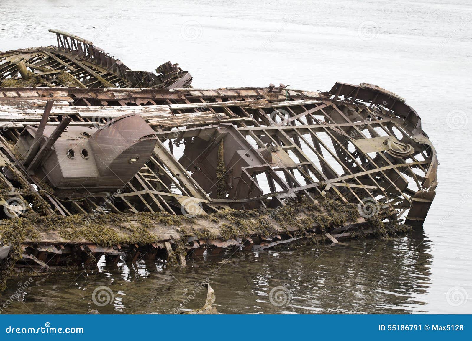 Skelet Van Een Oud Schip Na Neerstorting Stock Afbeelding - Image of ...