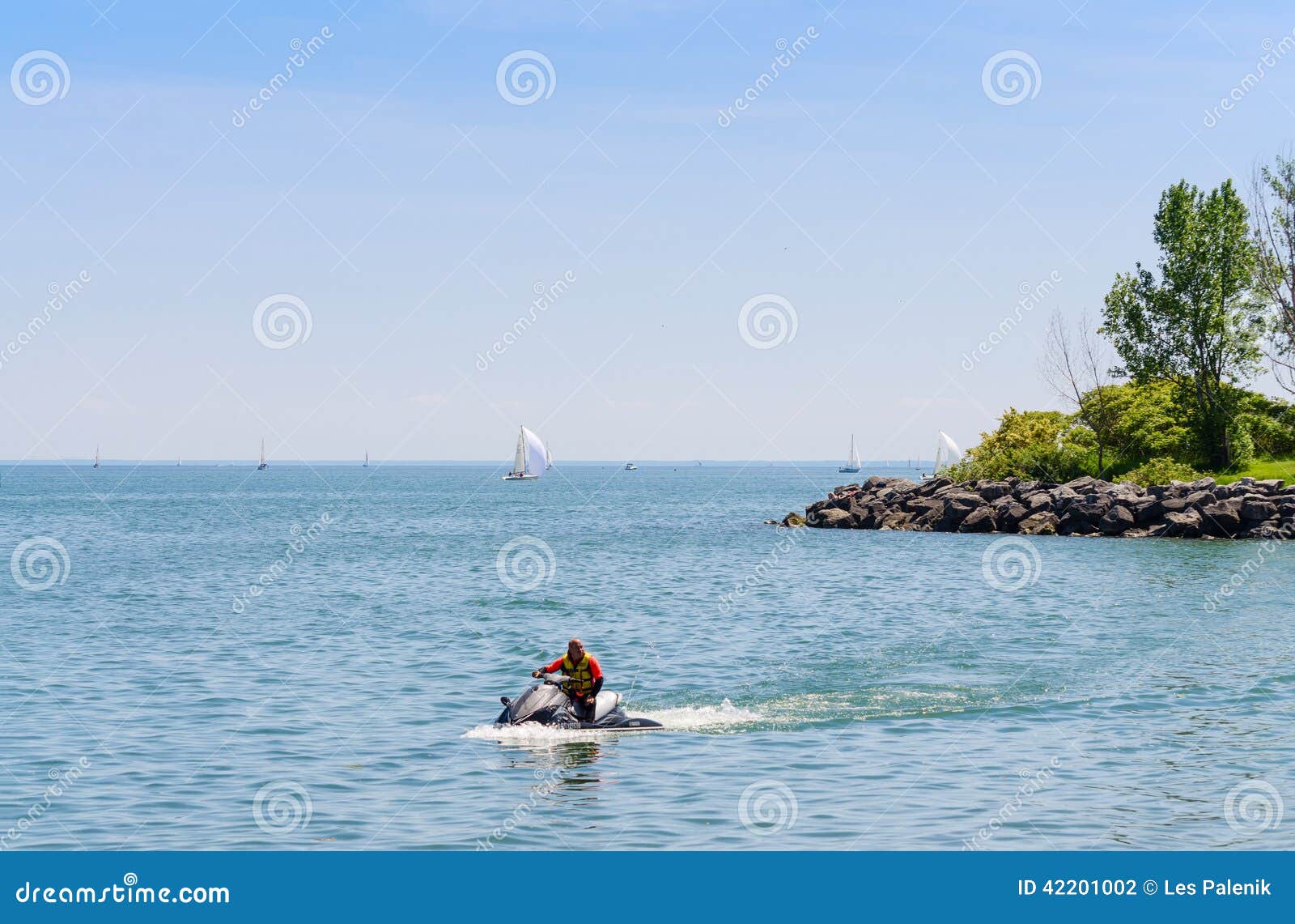 Ski De Jet Sur Le Lac Ontario Photographie éditorial - Image of ...