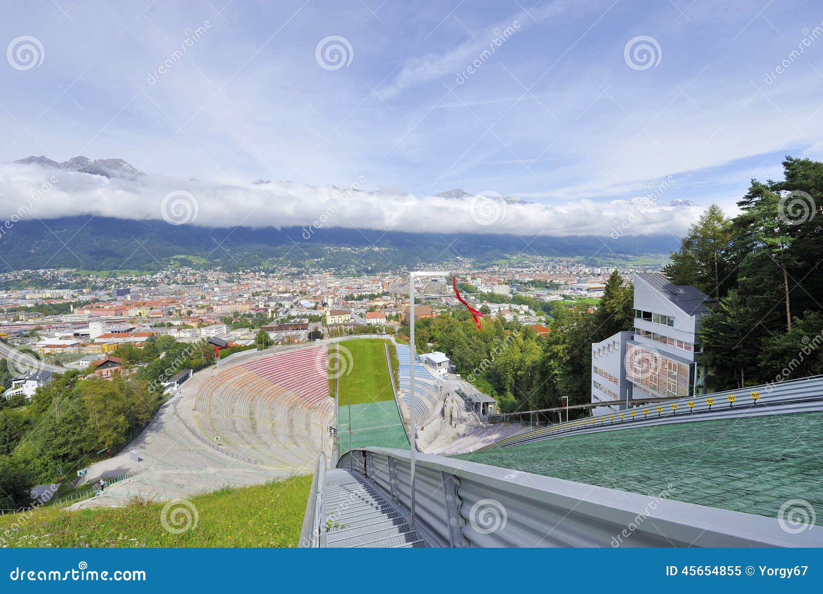 Ski Jumping Ramp immagine editoriale. Immagine di sole - 45654855