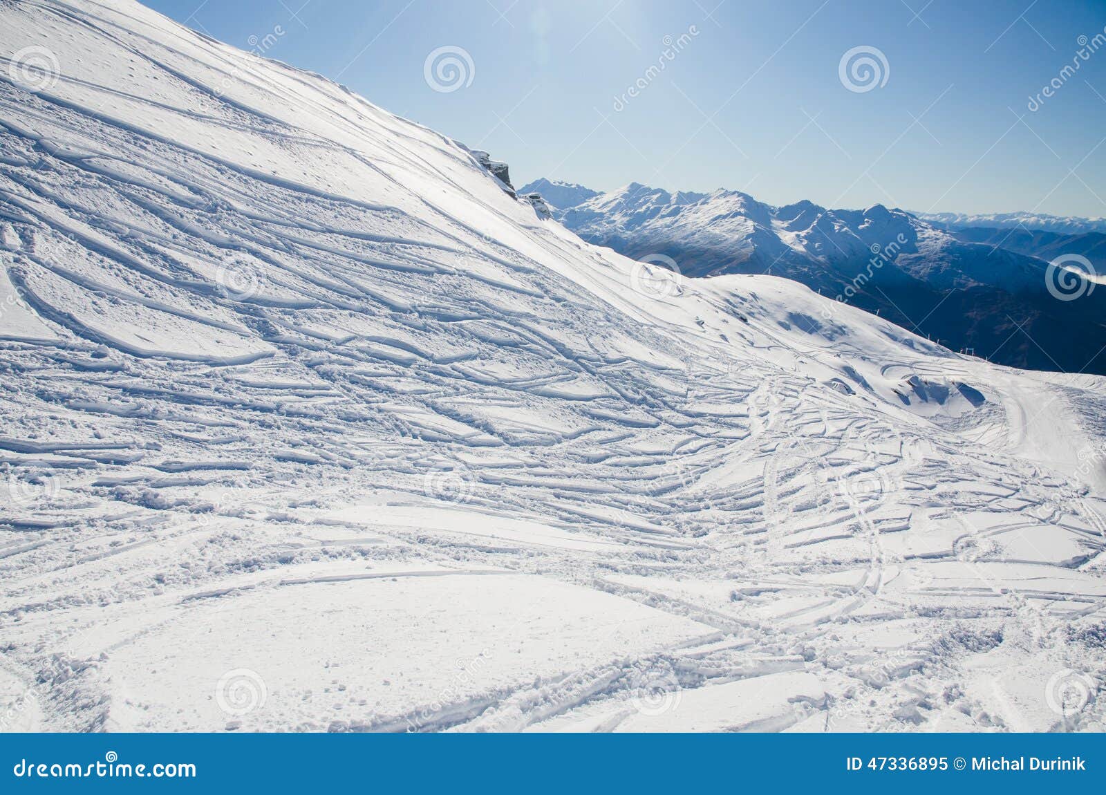 Ski Tracks image stock. Image du alpes, frais, snowboarding - 47336895