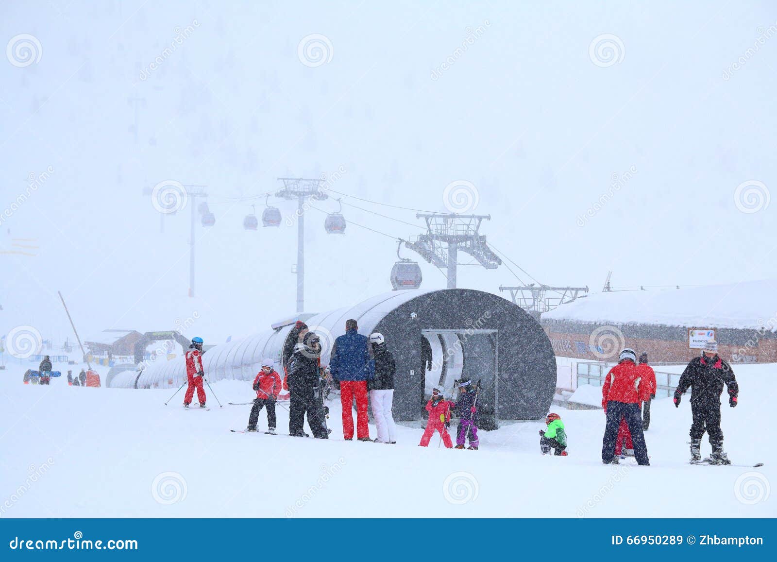 Skiers in the snow editorial stock image. Image of group - 66950289