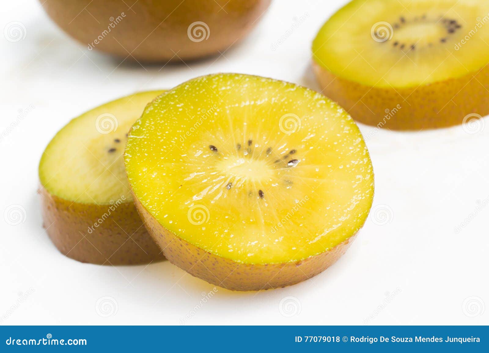 Skivad gul kiwi arkivfoto. Bild av ingrediens, läckert - 77079018