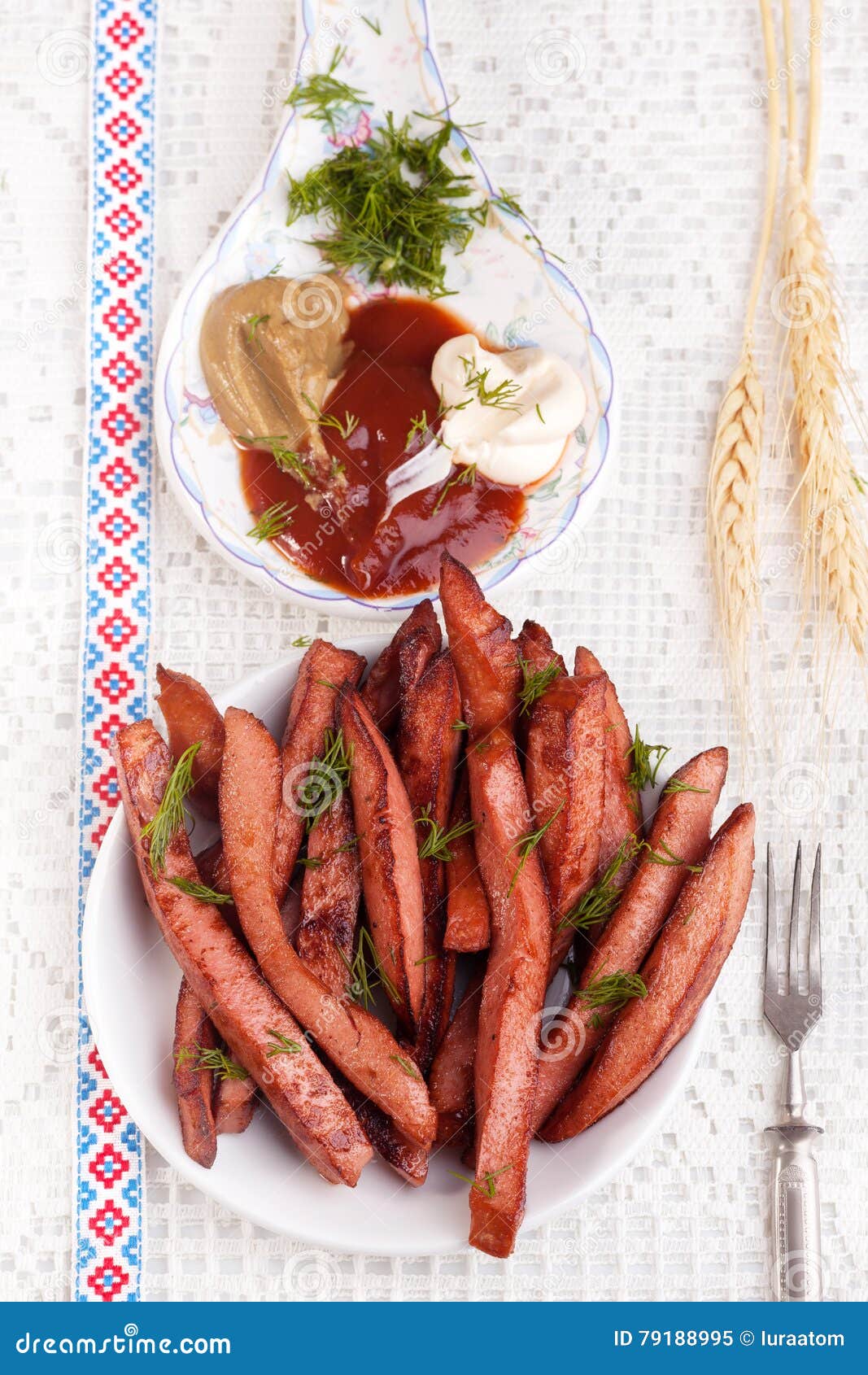 Skivad Korv Med Traditionellt Fotografering för Bildbyråer - Bild av ...