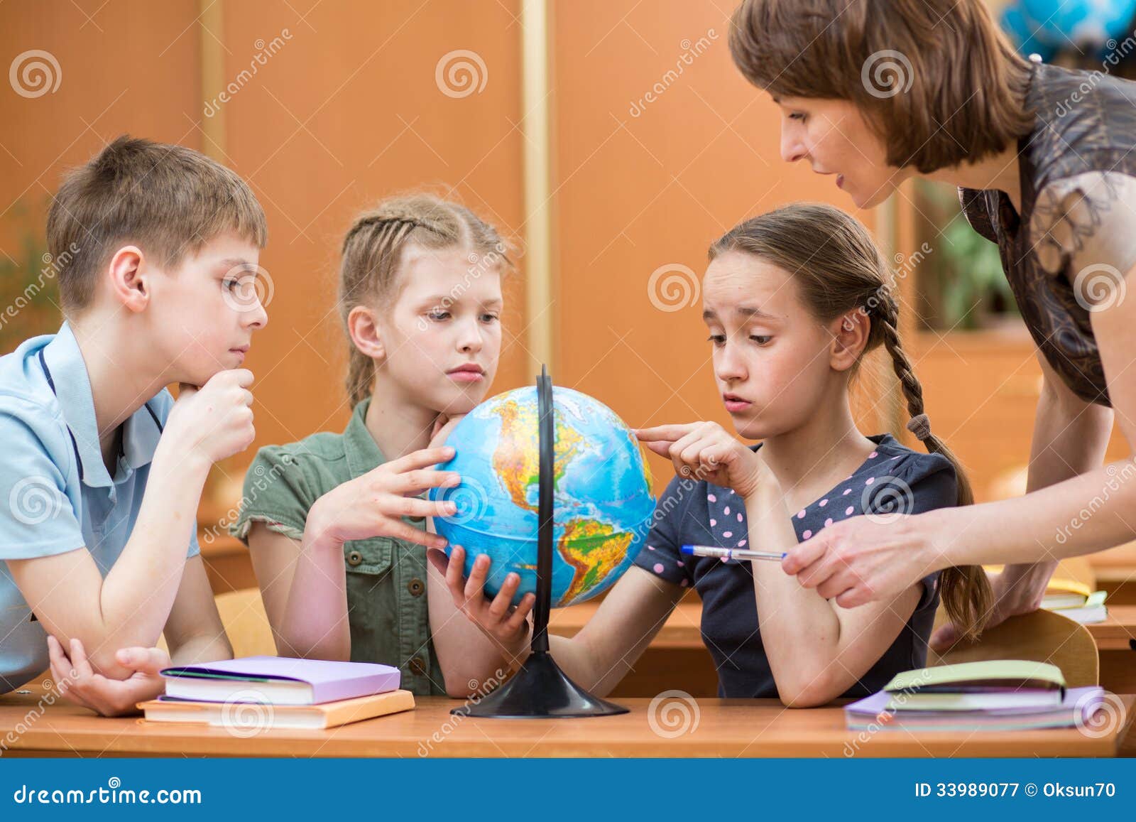 Skolaungar Som Studerar Ett Jordklot Fotografering för Bildbyråer ...