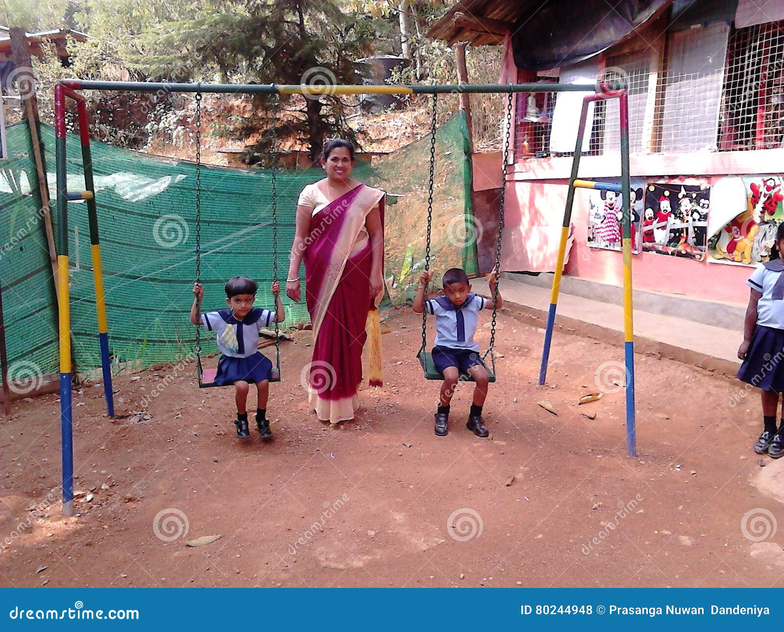 Skolbarn redaktionell arkivfoto. Bild av leka, barn, skollärare - 80244948