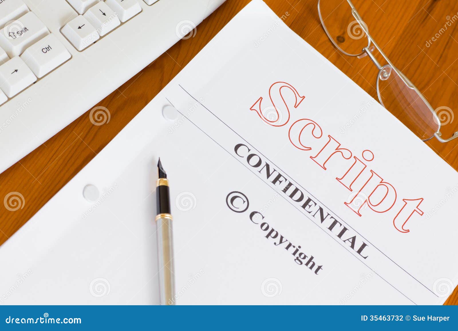 Skript-Manuskript Auf Schreibtisch Mit Stift Stockfoto - Bild von ...