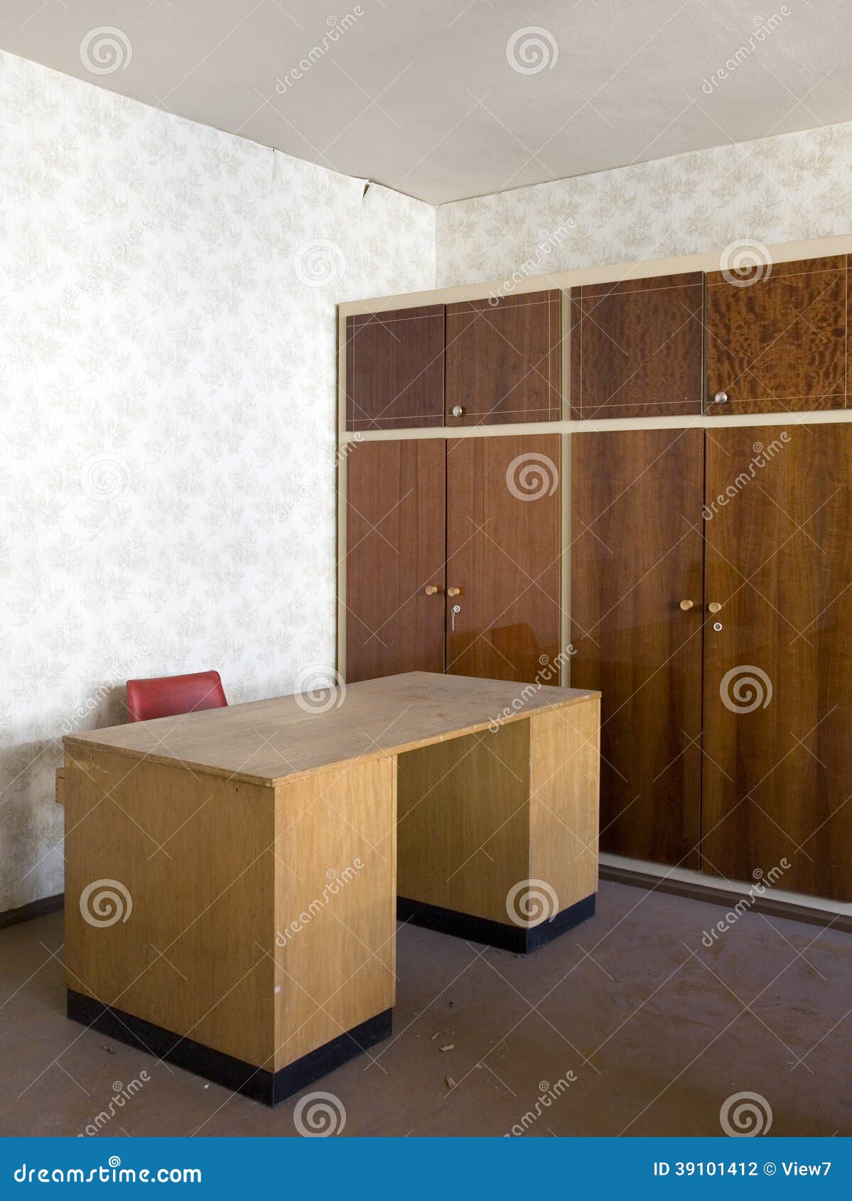 Skrivbord I Ett Tomt Kontor Arkivfoto - Bild av arbetsplats, inom: 39101412