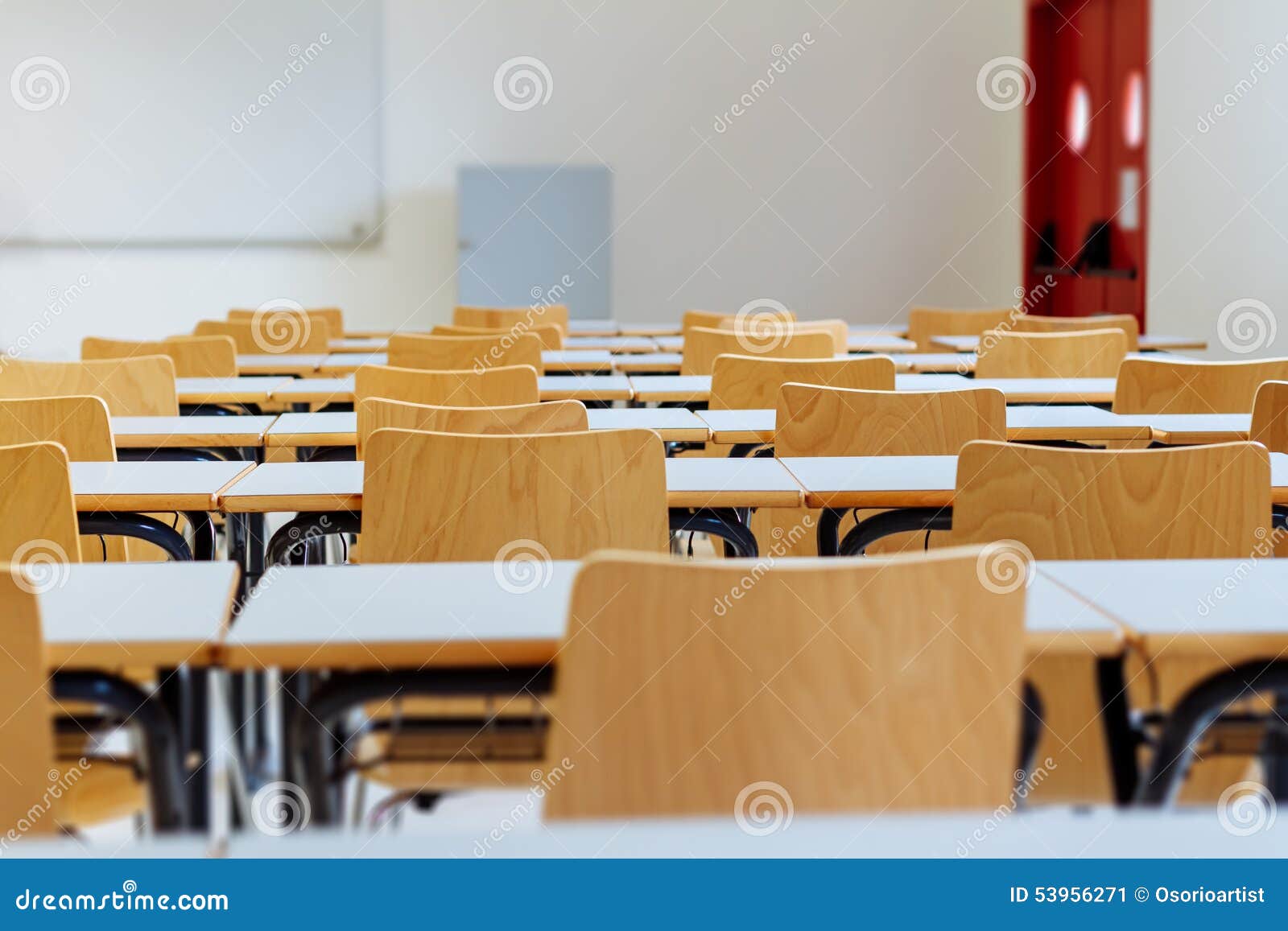 Skrivbord Och Stolar I Klassrum Fotografering för Bildbyråer - Bild av ...
