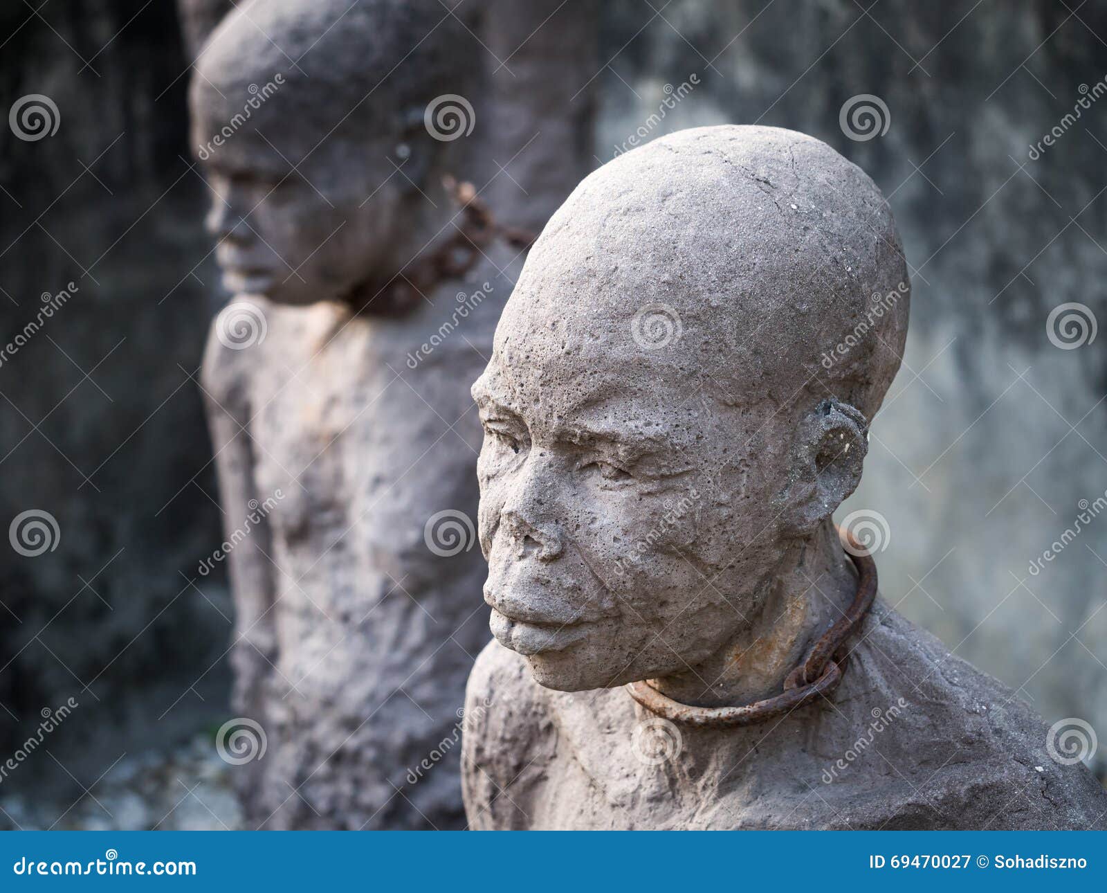 Skulptur Av Slavar I Stenstaden, Zanzibar Fotografering för Bildbyråer ...