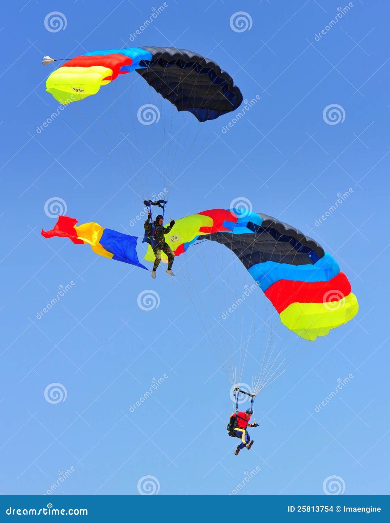 Sky Divers with Colorful Parachutes Editorial Stock Image - Image of ...