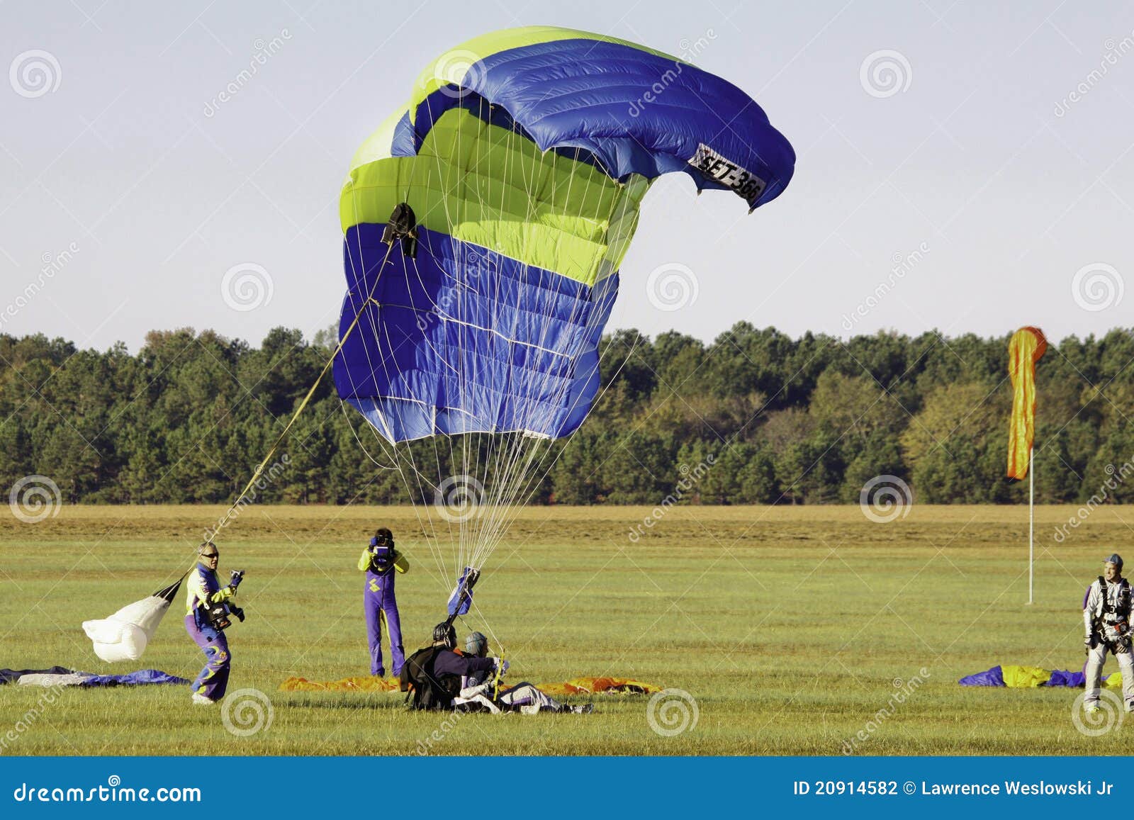 Sky Diving - Safe Tandem Landing Editorial Photography - Image of ...