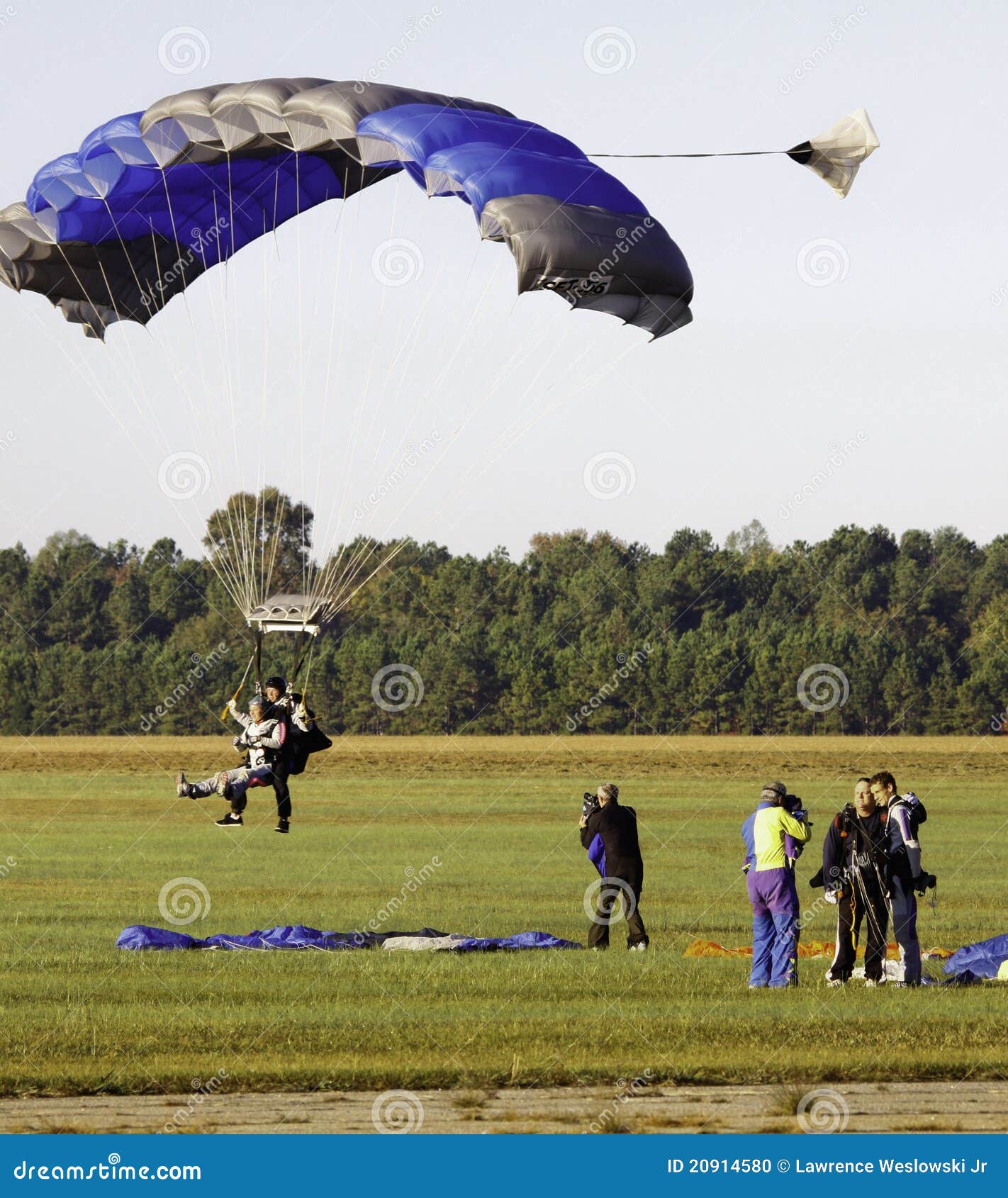 Sky Diving - Tandem Landing Approach! Editorial Image - Image of land ...