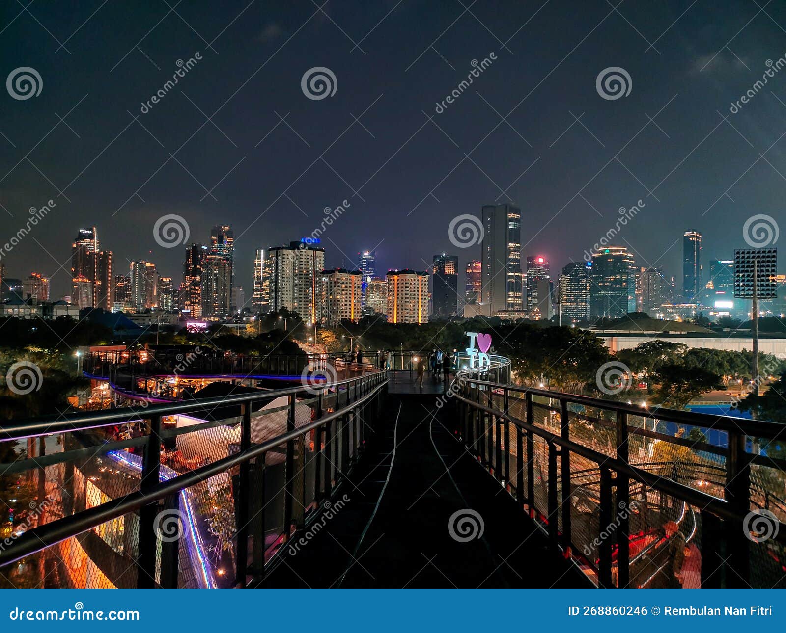 Sky Walk Senayan Park Jakarta Photo éditorial - Image du stationnement ...