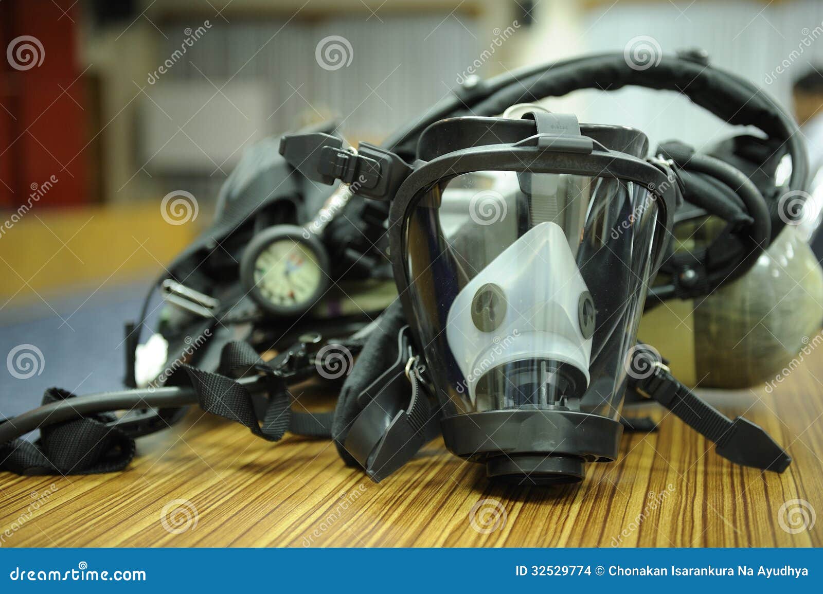 Skyddande Maskering Och Respirator Arkivfoto - Bild av brand ...