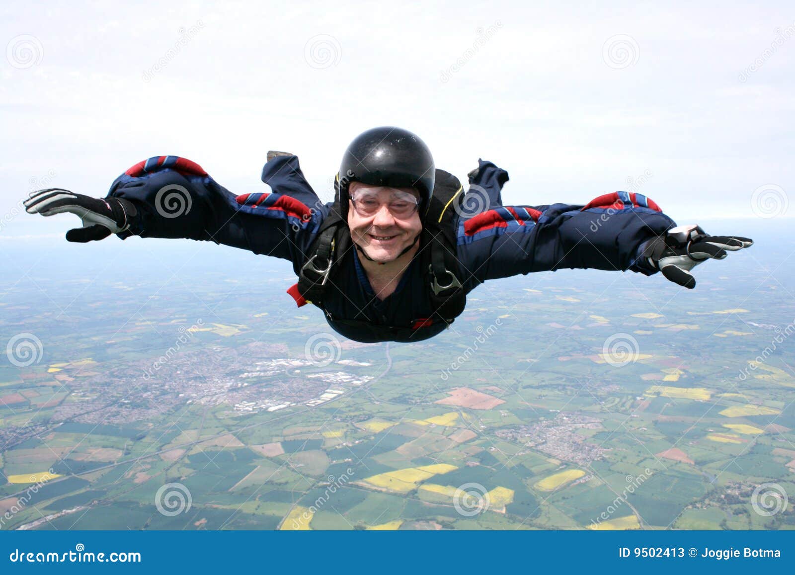 Skydiver im freien Fall stockbild. Bild von fallschirm - 9502413