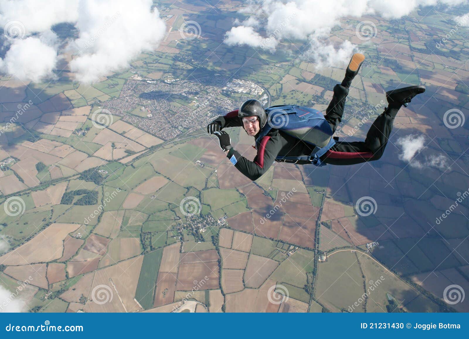 Skydiver Im Freien Fall Hoch in Der Luft Stockfoto - Bild von overall ...