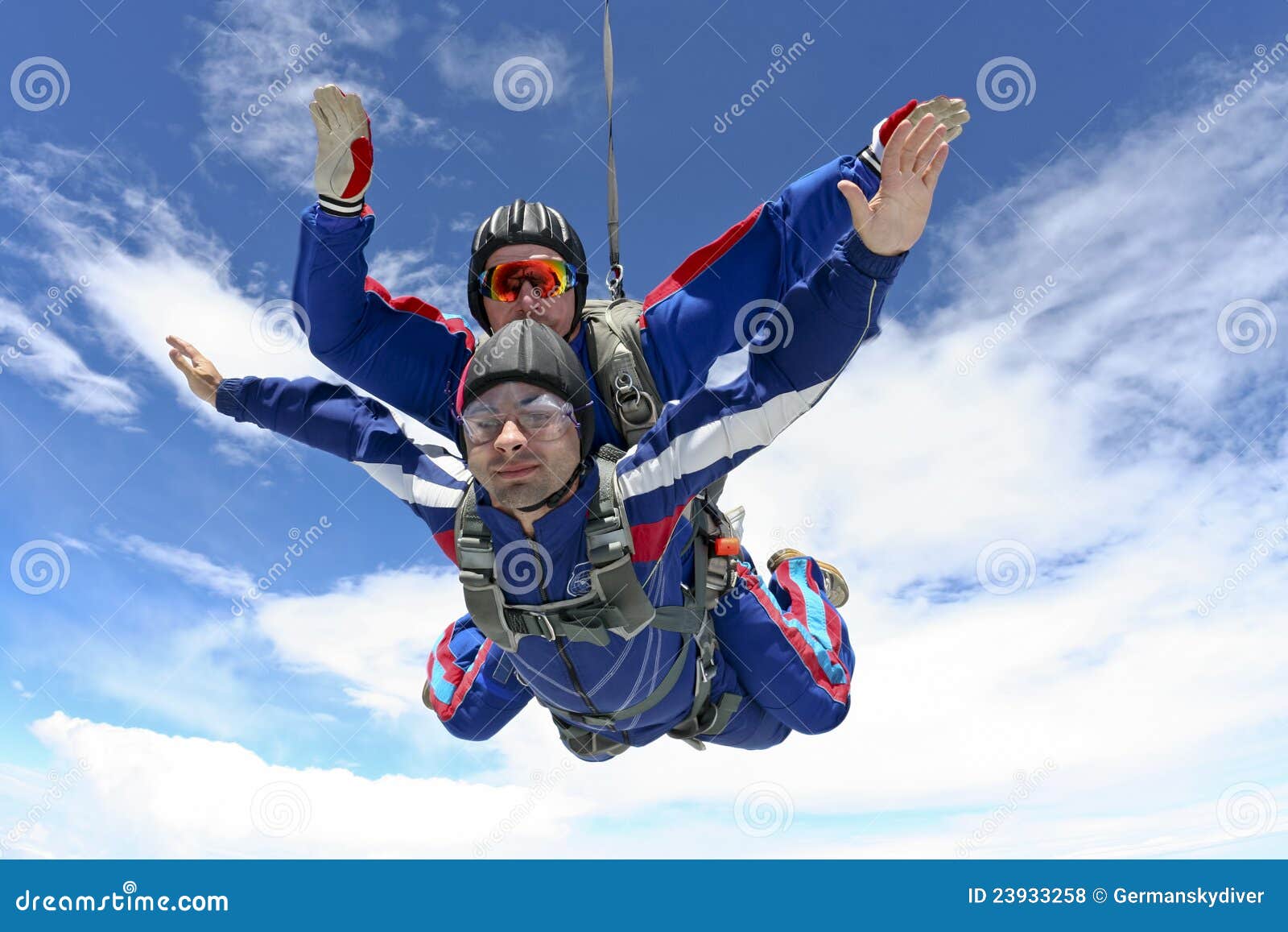 Skydiving Foto. Tandemsprung. Stockfoto - Bild von fallschirm, drehen ...
