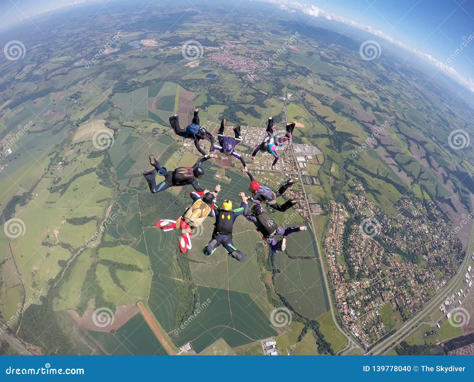 Skydiving group formation editorial image. Image of hands - 139778040