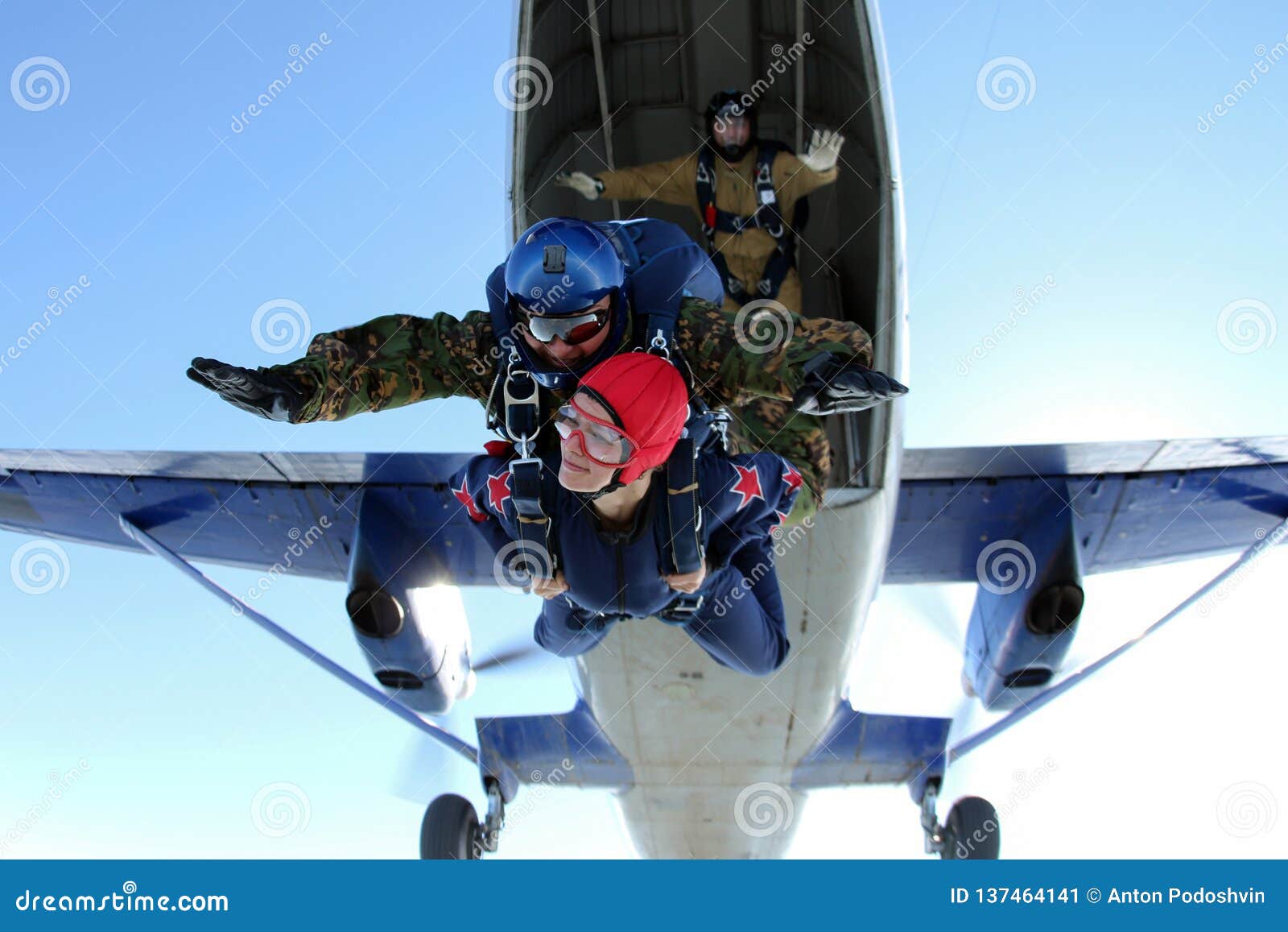 Skydiving Het Ogenblik Van Het Springen Uit Een Vliegtuig Stock ...