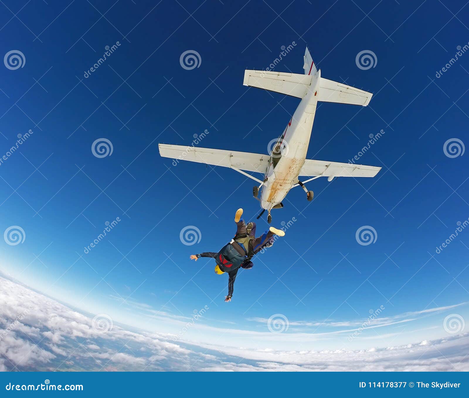Skydiving tandem jump stock image. Image of plane, blue - 114178377