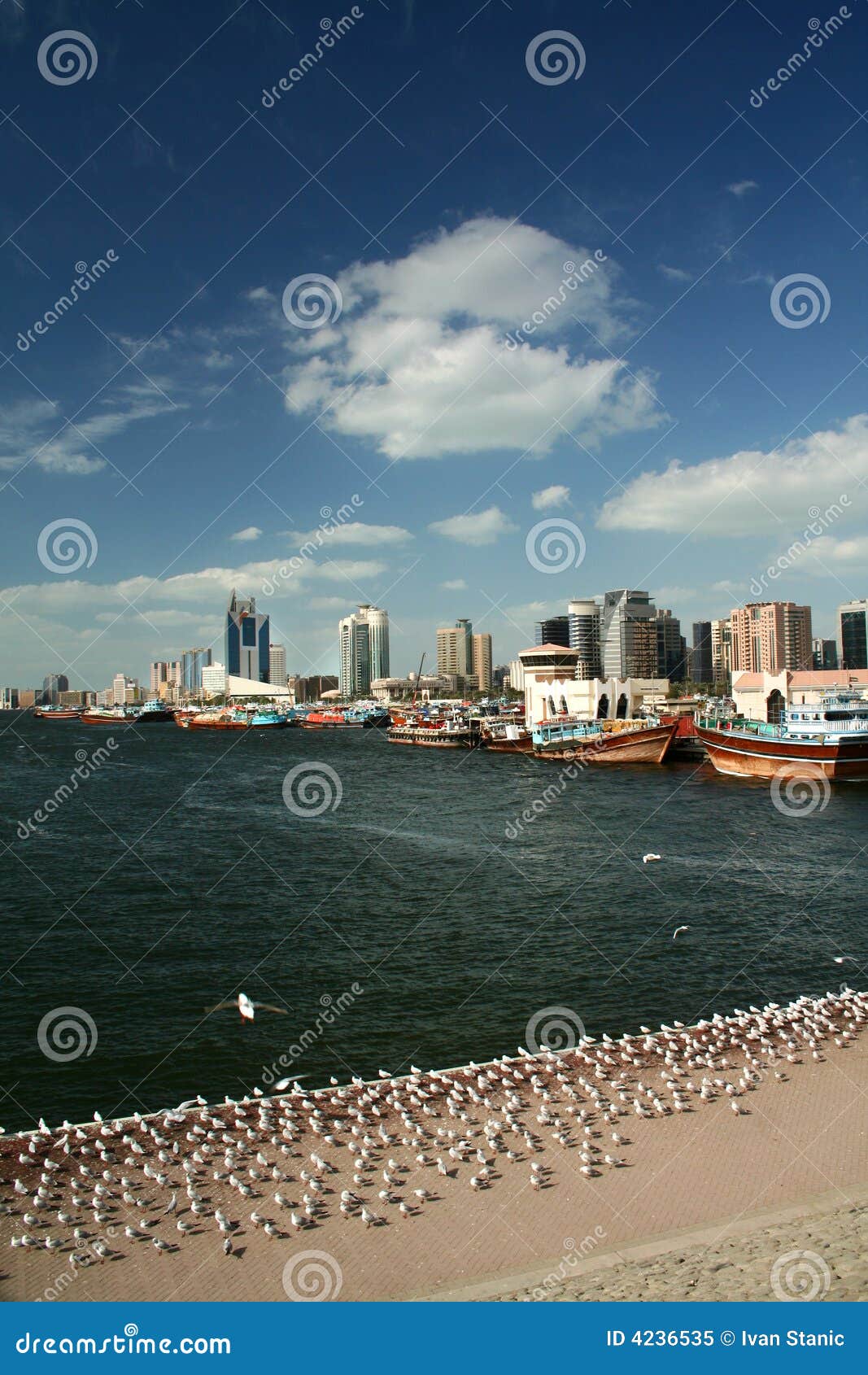 Skyline 2 de Dubai Creek imagem de stock. Imagem de azul - 4236535