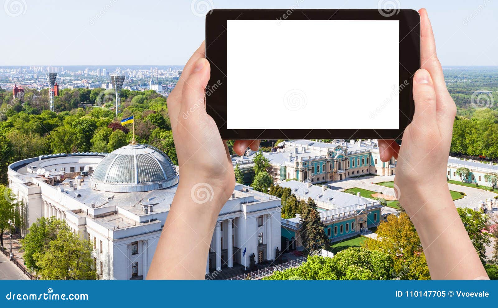 Skyline Da Cidade De Kiev Com Rada Building Na Mola Imagem de Stock ...