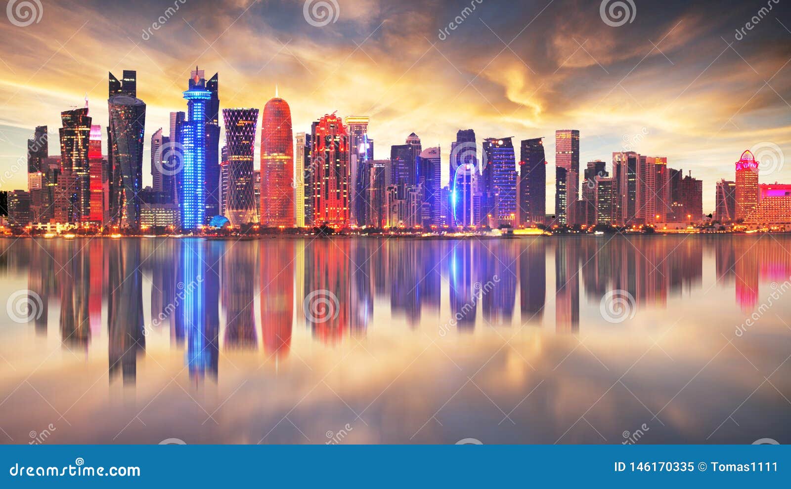 Skyline Da Cidade Moderna De Doha ` S Corniche Em Catar, M?dio Oriente ...