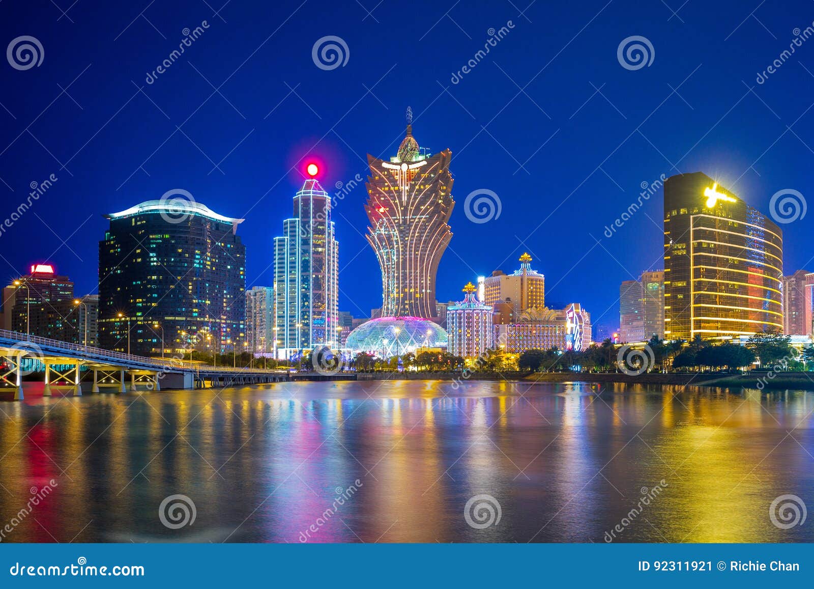 Skyline de macau pelo mar imagem de stock. Imagem de refleta - 92311921