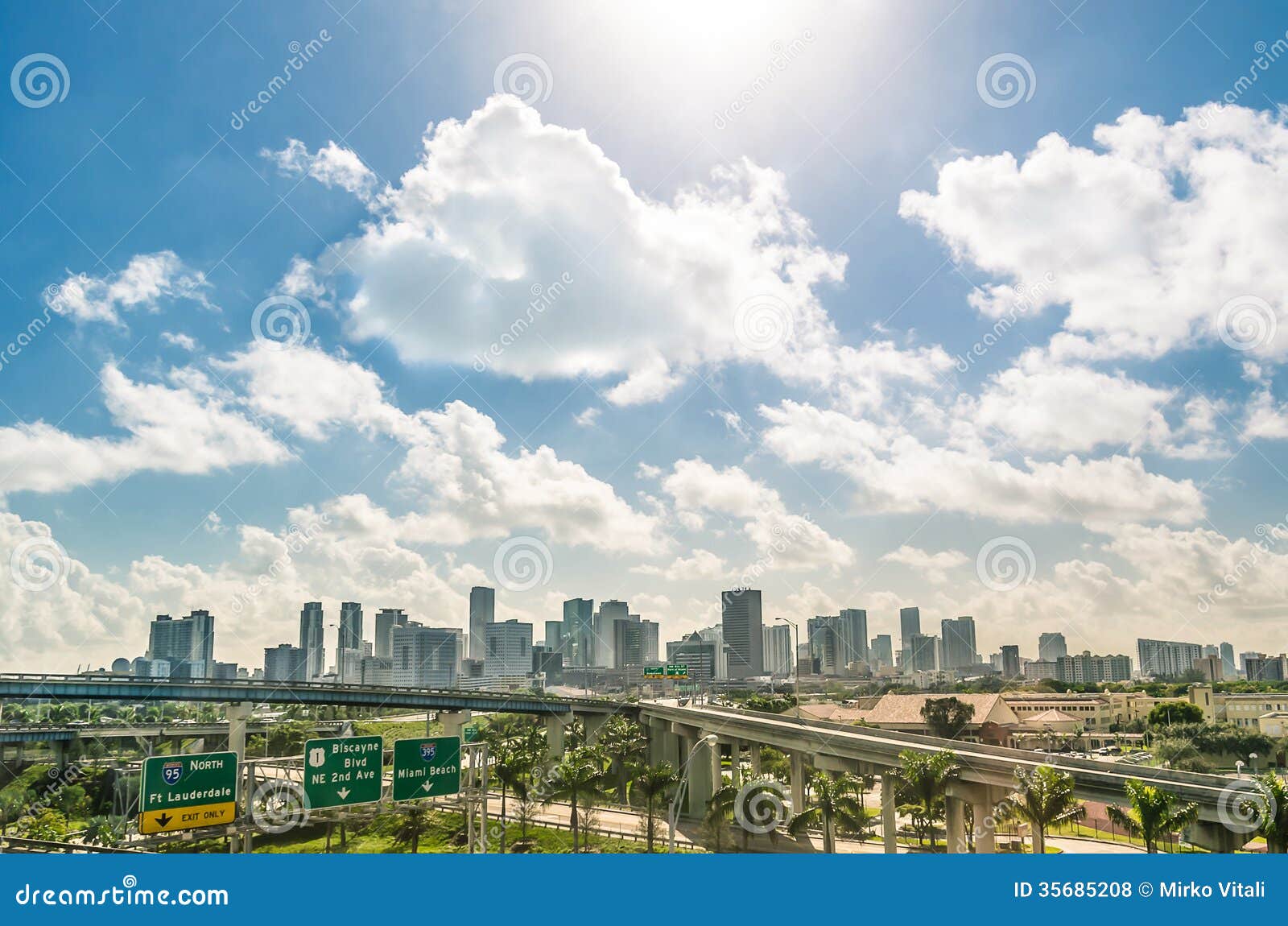 Skyline De Miami E Dia Das Estradas Foto de Stock - Imagem de nuvens ...