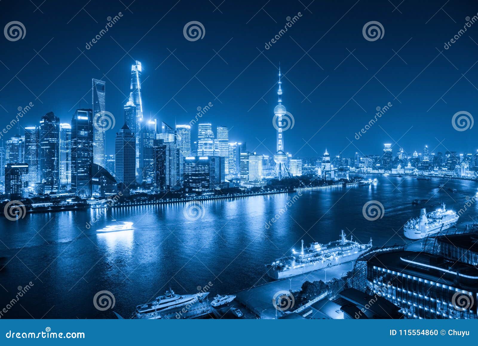 Skyline De Shanghai Na Noite Com Tom Azul Foto de Stock - Imagem de ...
