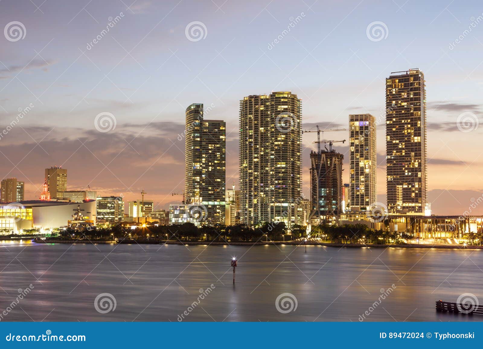 Skyline do centro de Miami foto de stock. Imagem de iluminado - 89472024