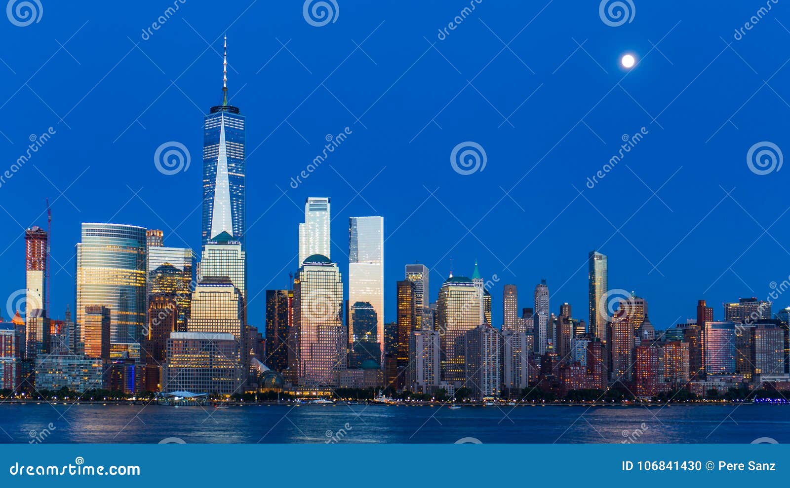 Skyline Do Lower Manhattan Na Hora Azul, NYC Imagem Editorial - Imagem ...