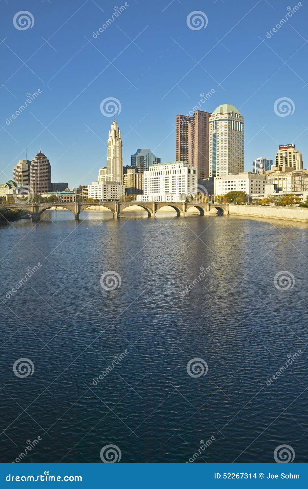 Skyline Do Rio E Do Columbus Ohio De Scioto No Outono Imagem de Stock ...