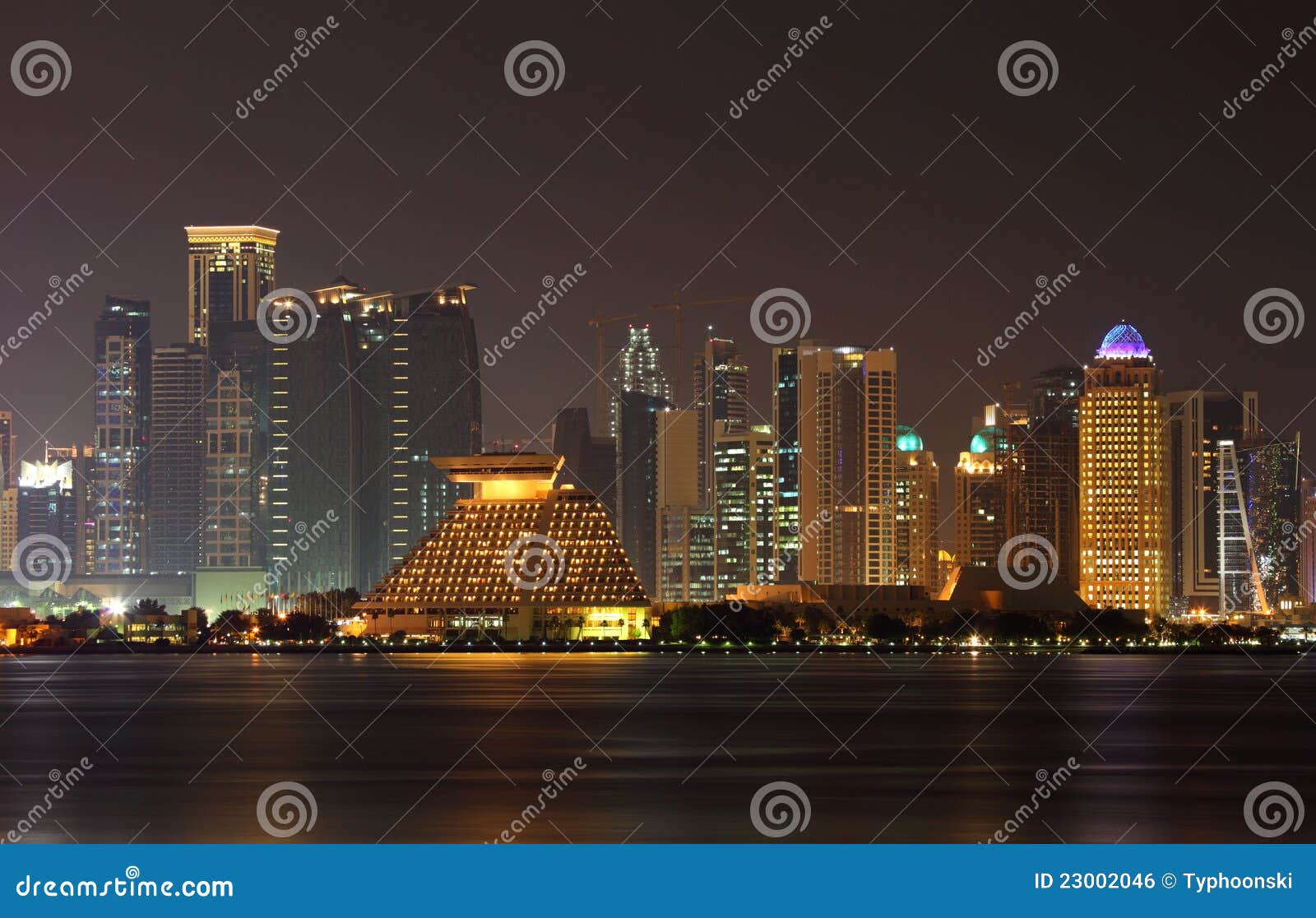 Skyline Na Noite, Qatar Da Cidade De Doha Foto de Stock - Imagem de ...